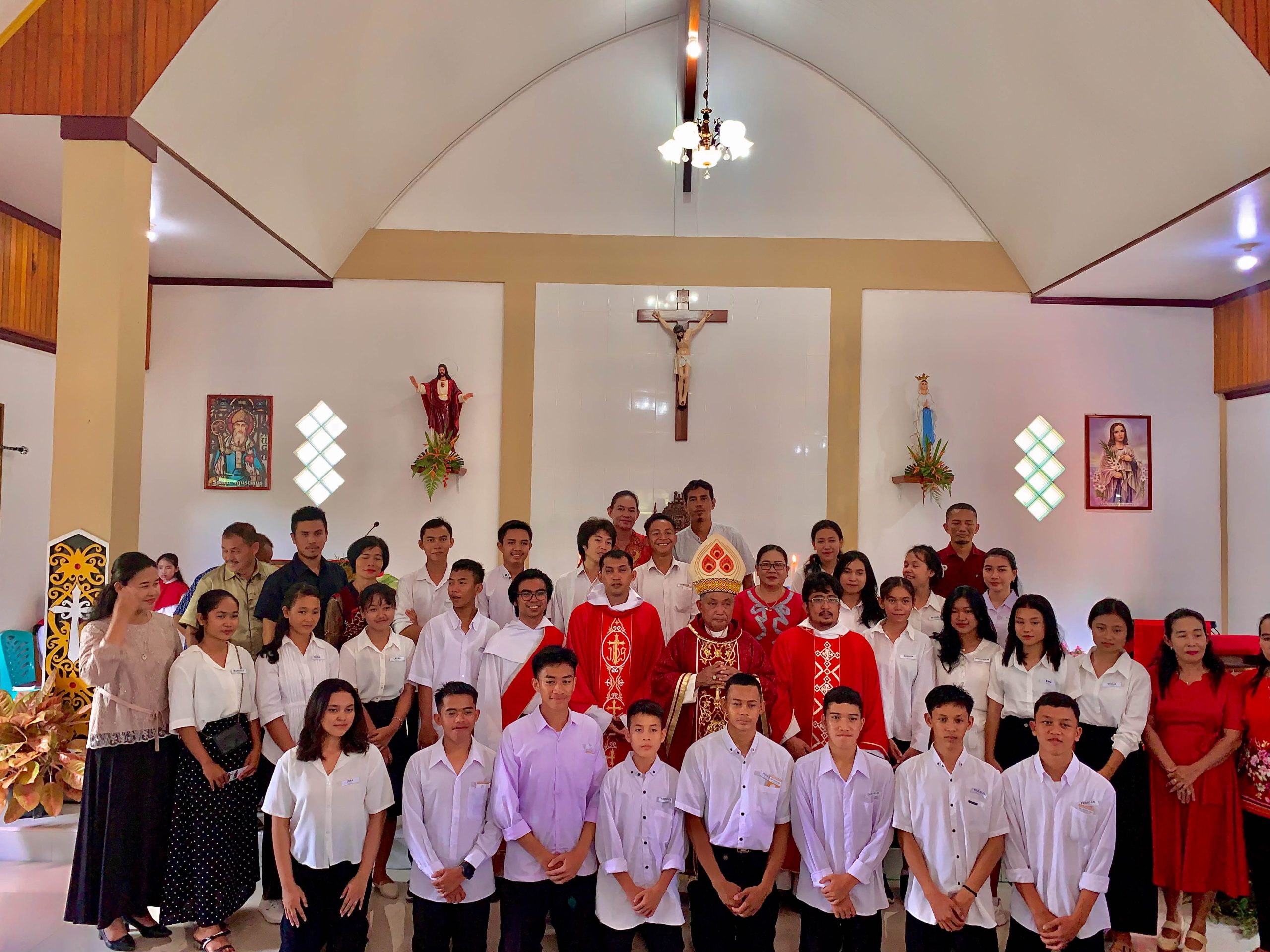 Sacrament of Confirmation Celebrated in Paroki Ledo – Agustinos Recoletos